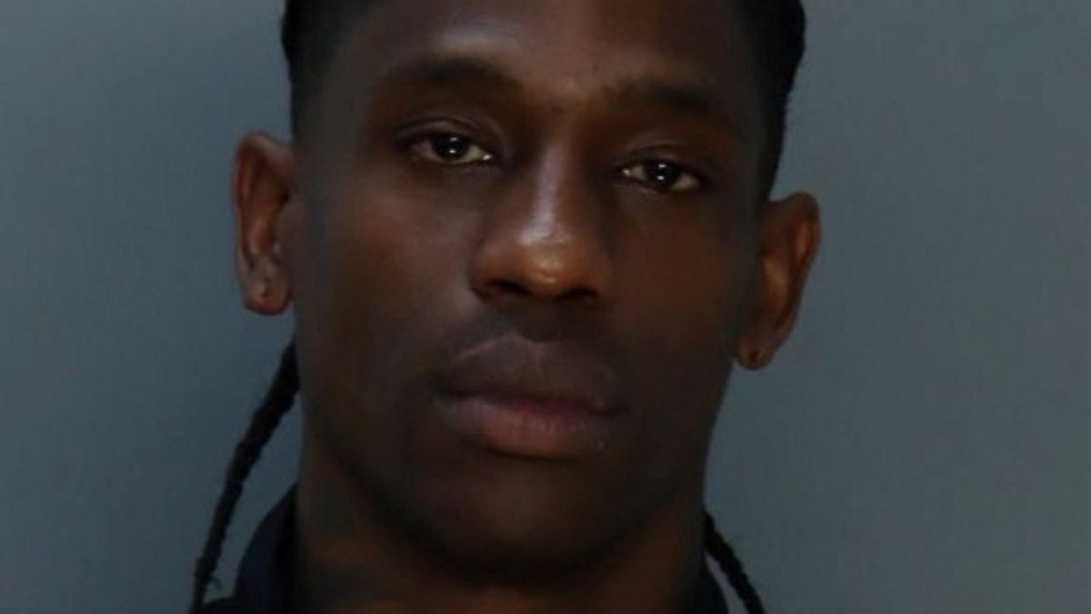 "C'est Miami" : le rappeur Travis Scott pousse un discours ivre et ...