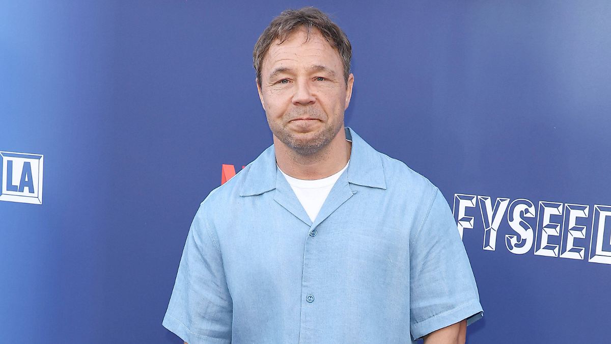 Le Sang Tombe Dans Les Toilettes Dun Avion Stephen Graham Obtient Une 3399
