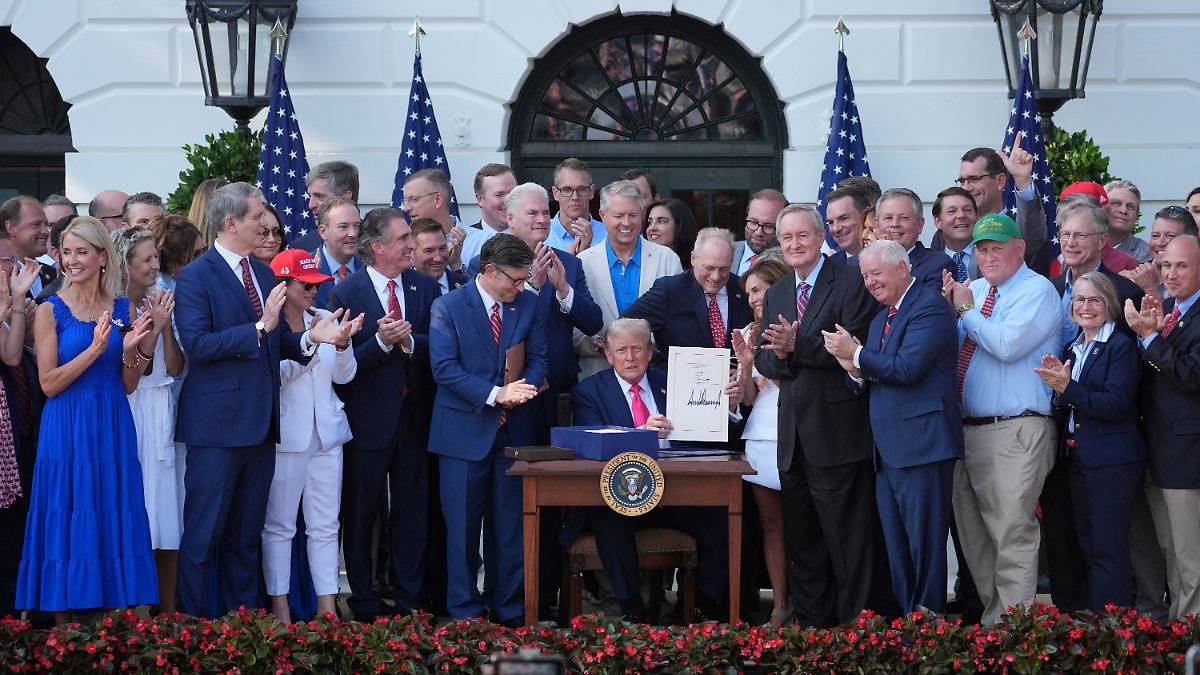 Grande table devant la Maison Blanche: Trump célèbre la signature en ...